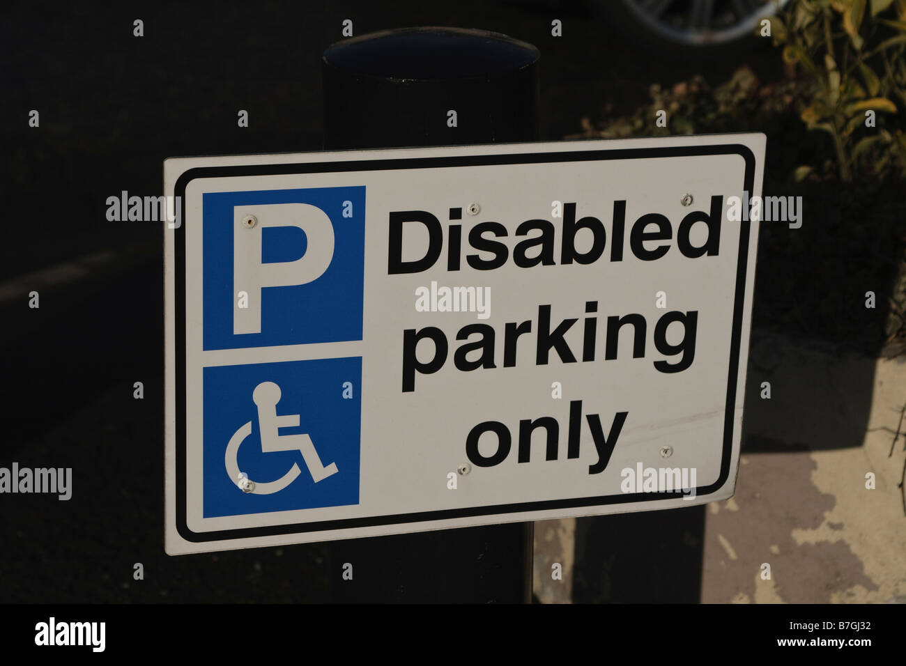 Blue badge sign and parking hi-res stock photography and images - Alamy