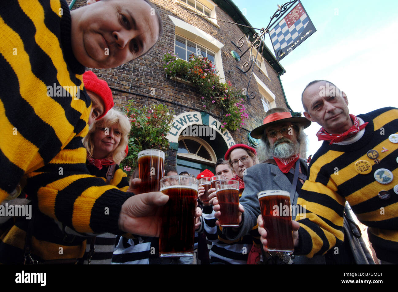Pints of regulars hi-res stock photography and images - Alamy