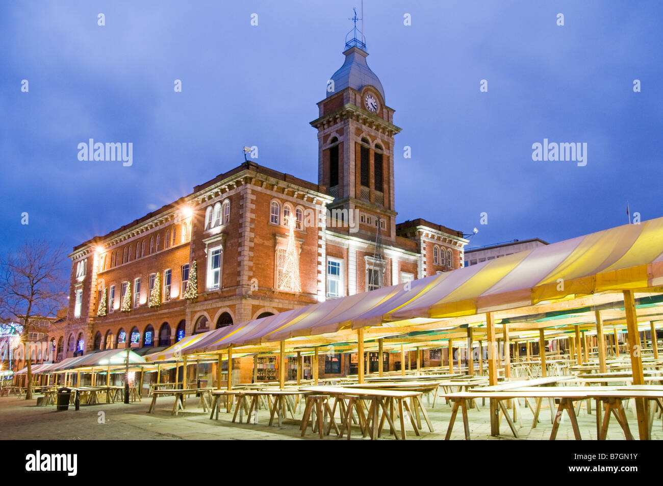 Chesterfield Market hall and stalls at night Chesterfield Derbyshire ...