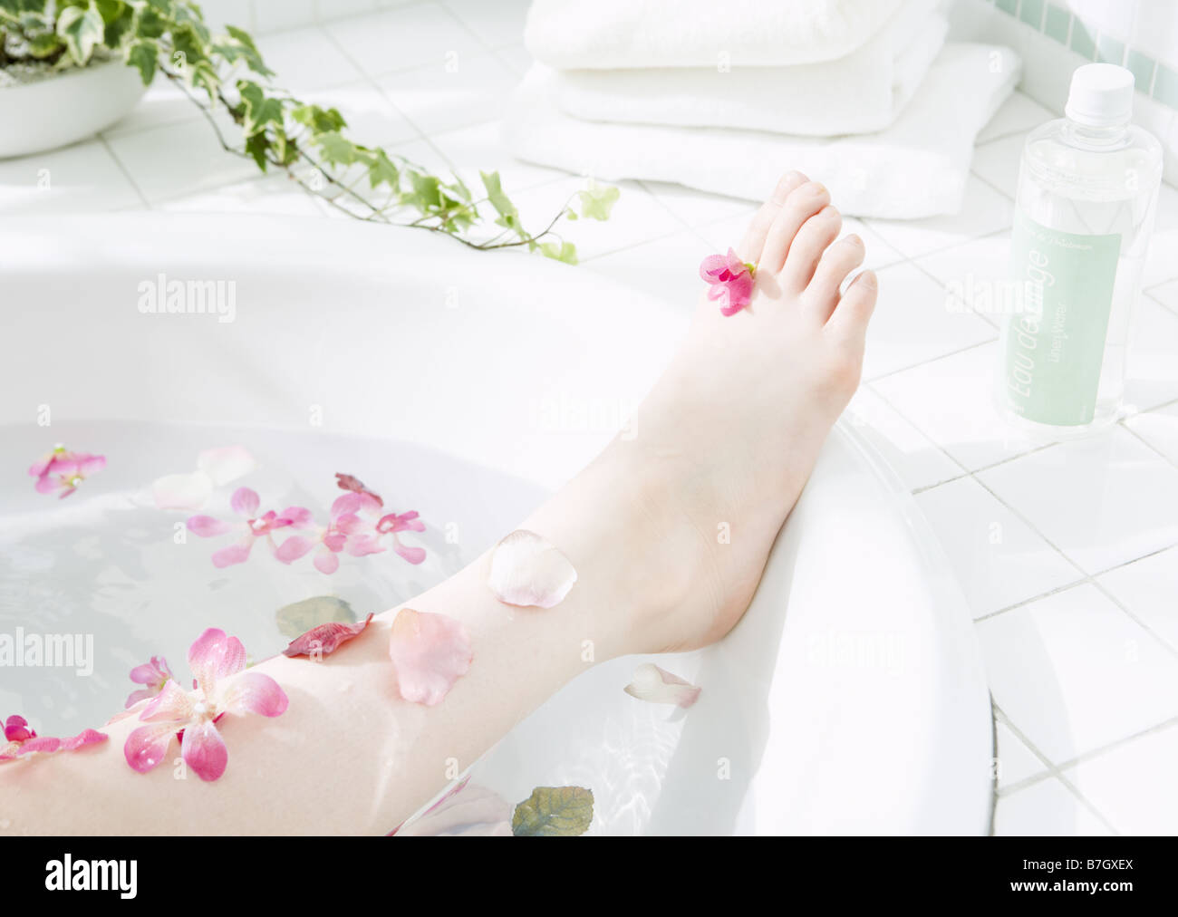 Japanese foot bath hi-res stock photography and images - Alamy