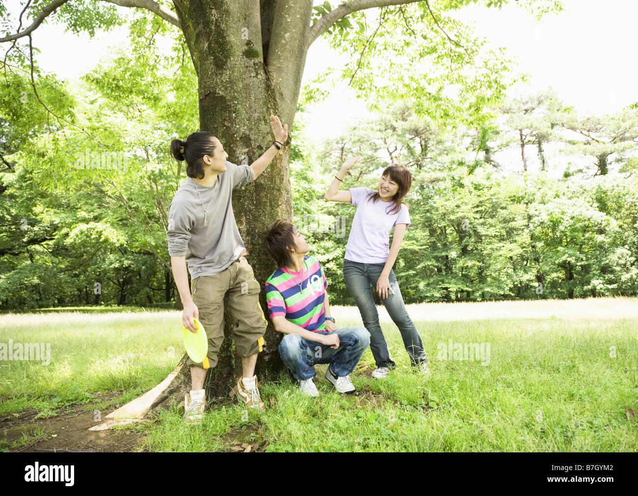 People standing under shade tree hi-res stock photography and images ...