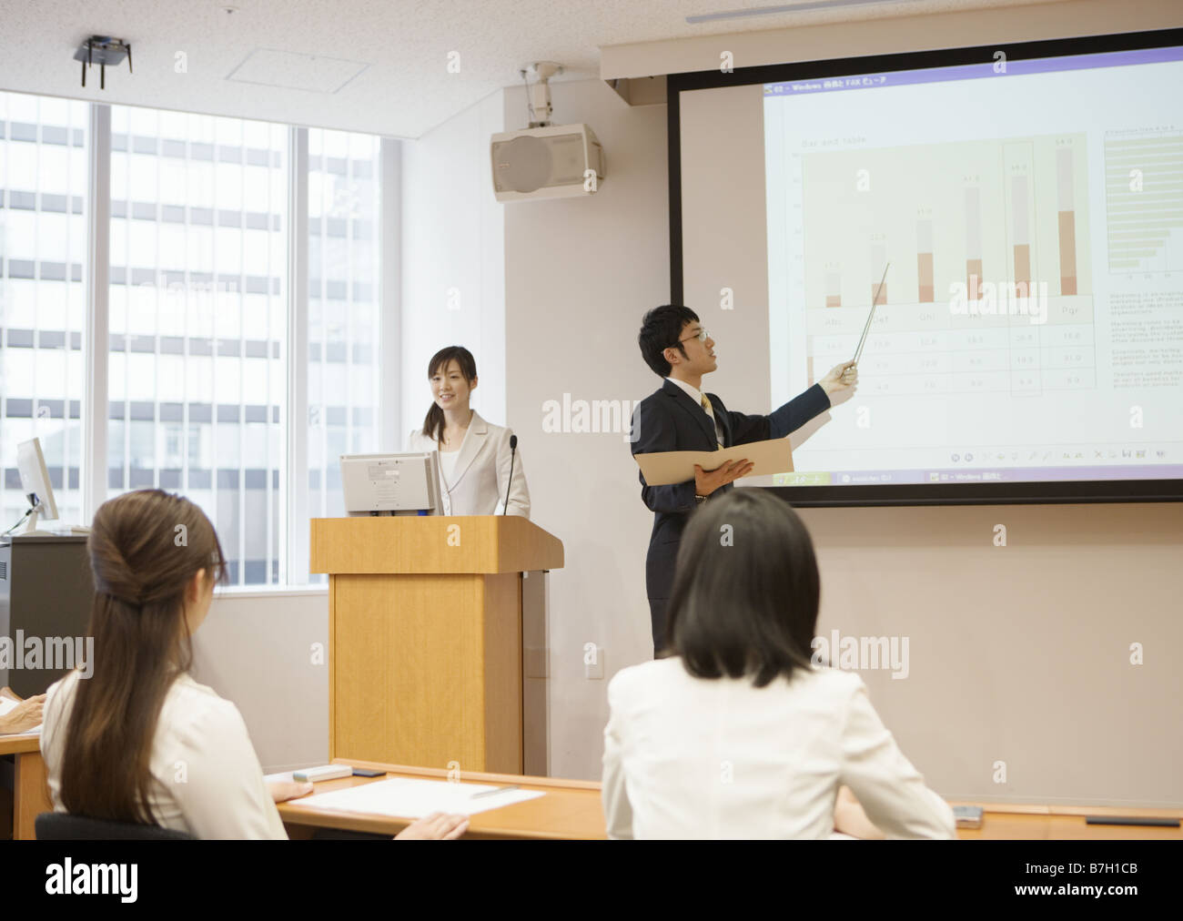 Presentation explanation hi-res stock photography and images - Alamy