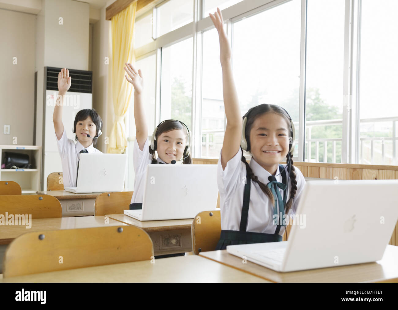 Elementary school students taking computer class Stock Photo - Alamy