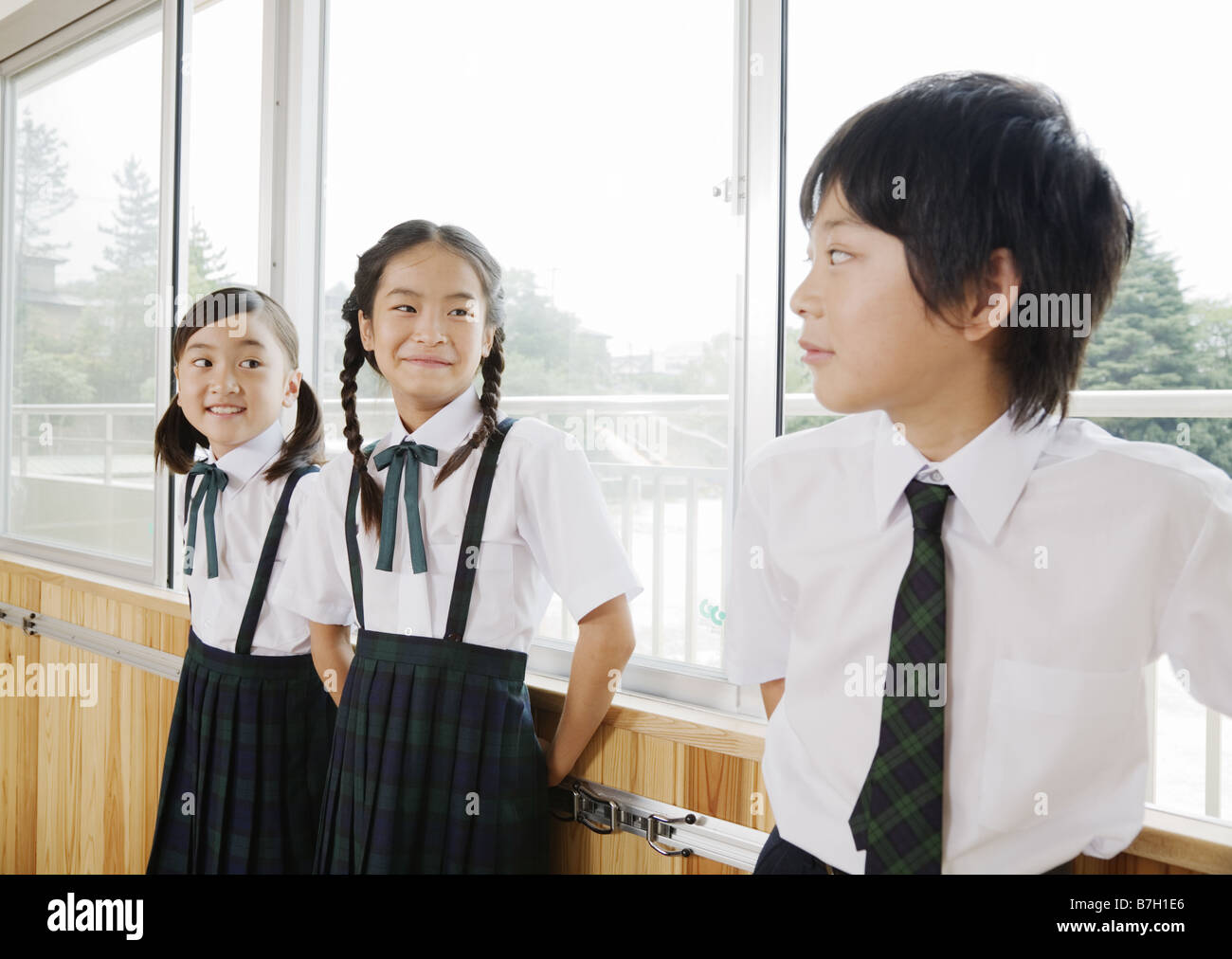 Elementary school students chatting Stock Photo - Alamy
