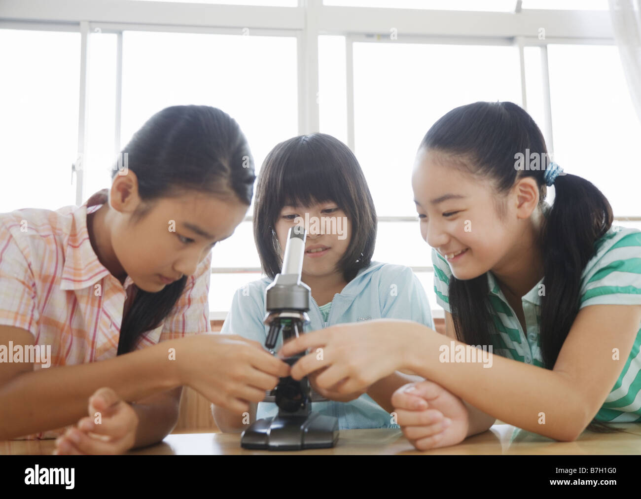 Hand adjusting microscope hi-res stock photography and images - Alamy