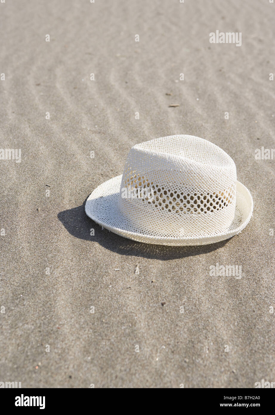 Hat on sand Stock Photo - Alamy