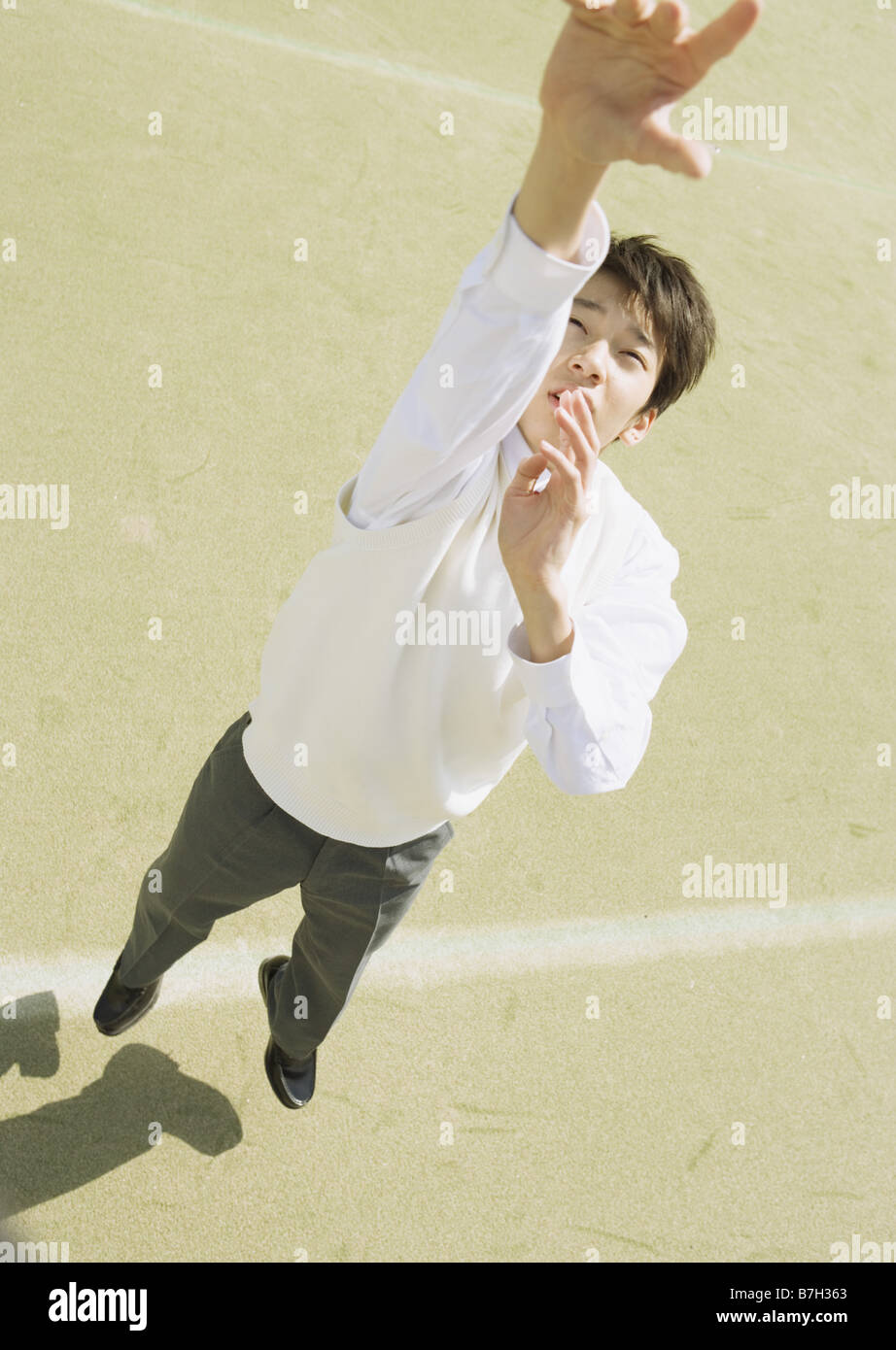 Teenageboy throwing basketball Stock Photo - Alamy
