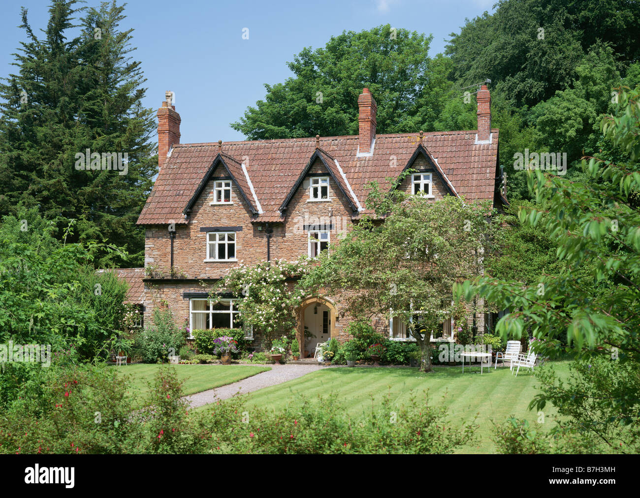 Isolated house with garden in the country Stock Photo - Alamy