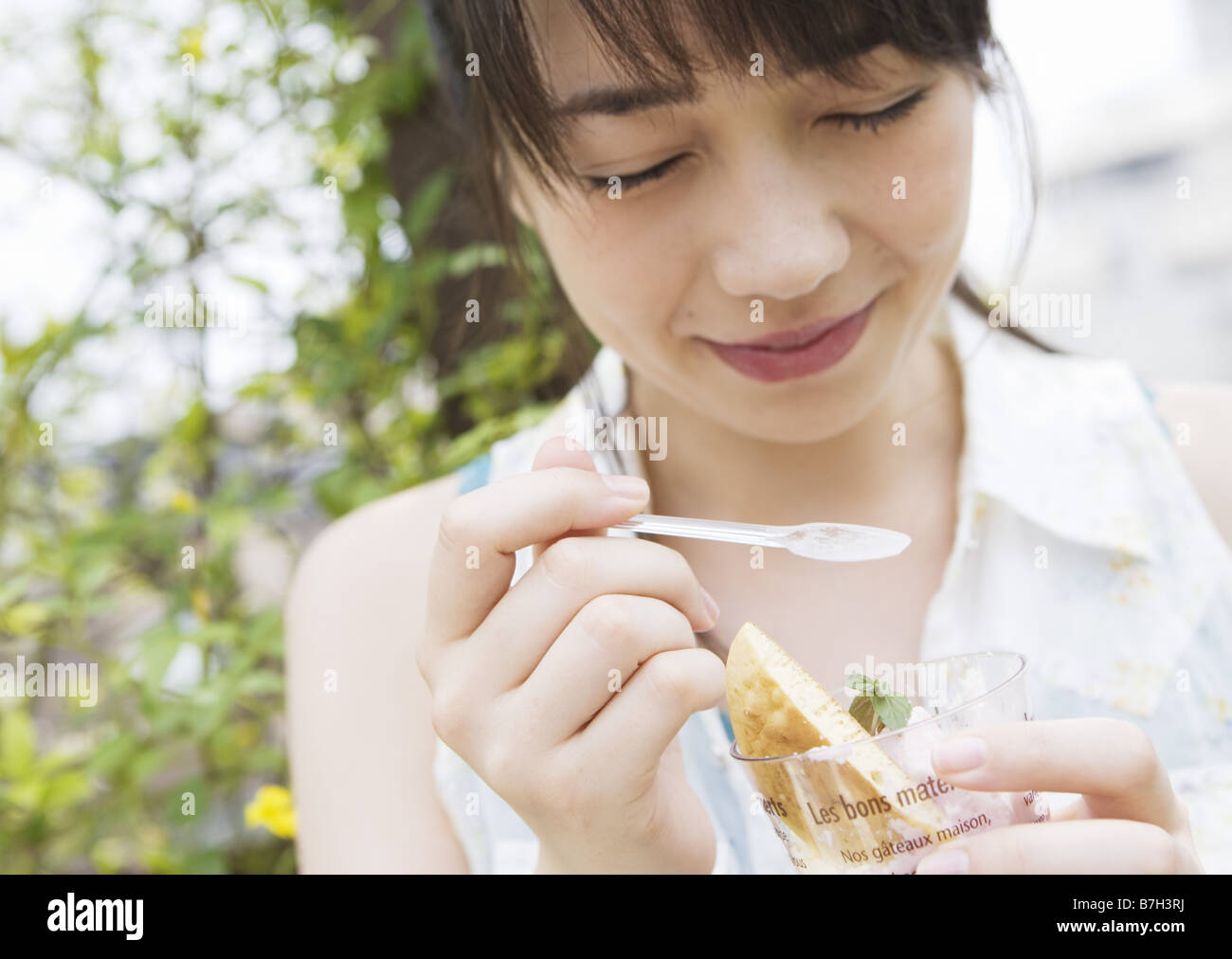 Women eating dessert Stock Photo - Alamy