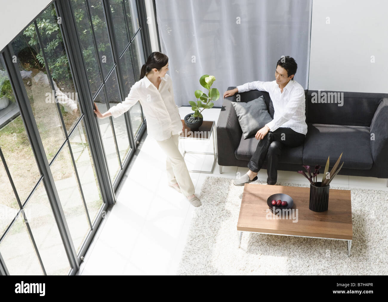 Couple in living room Stock Photo - Alamy