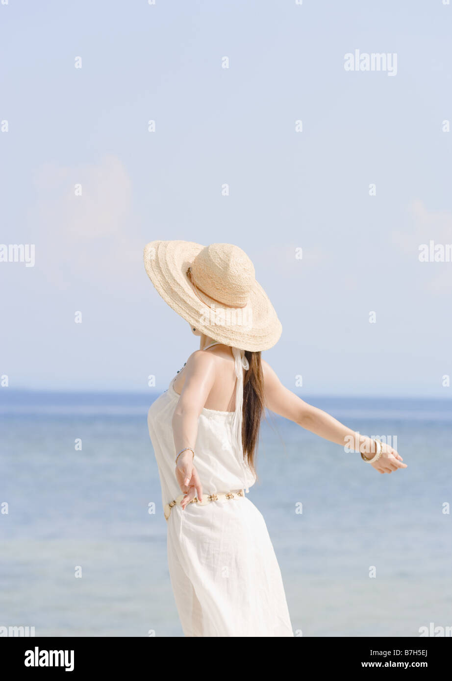 Woman wearing straw hat Stock Photo - Alamy