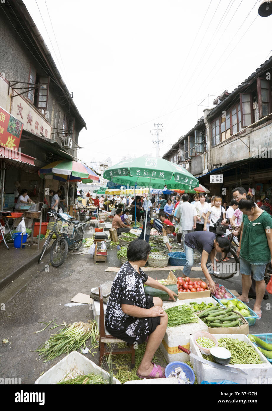 Street markets in Shanghai Stock Photo - Alamy