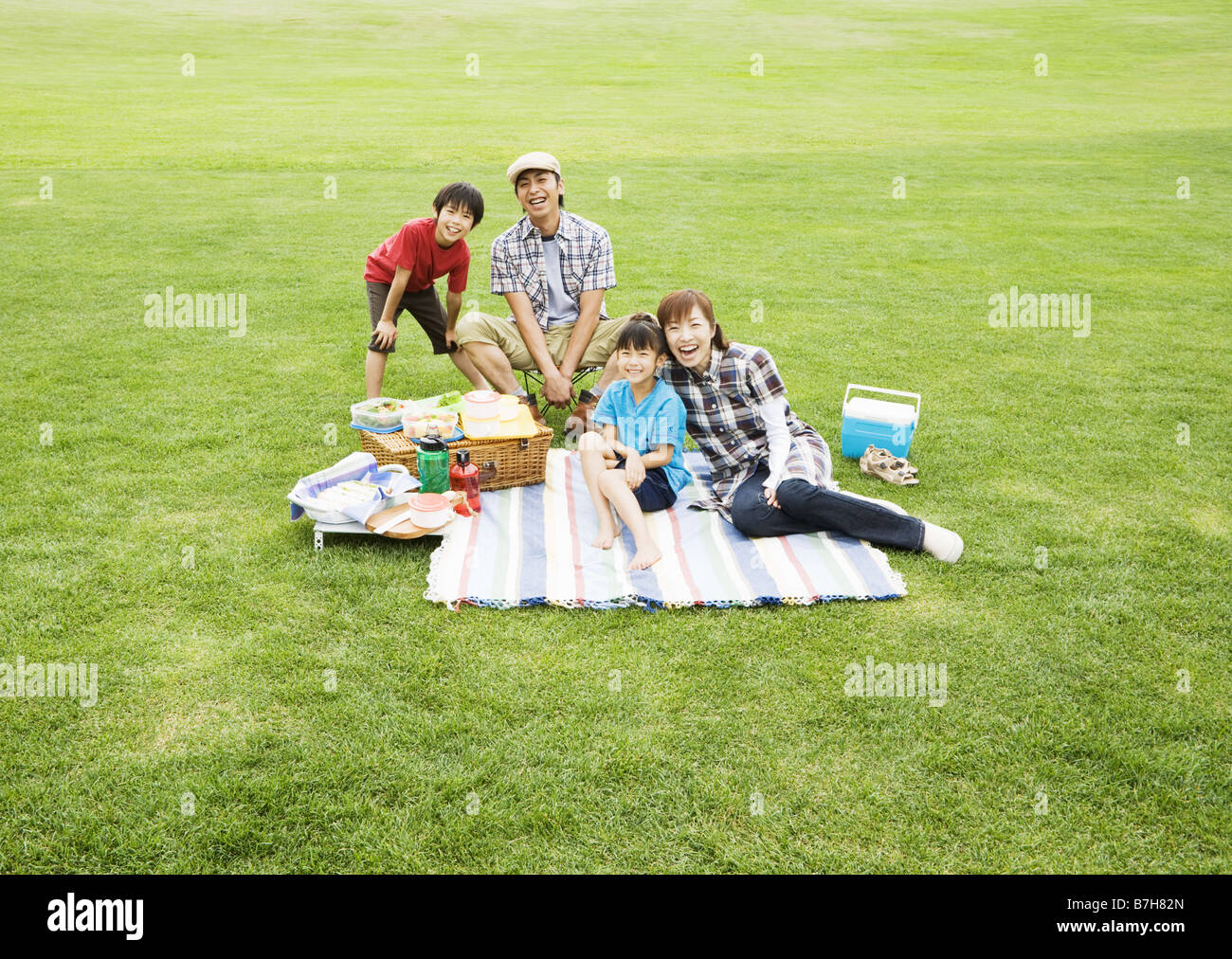 Parents son daughter picnic rug hi-res stock photography and images - Alamy