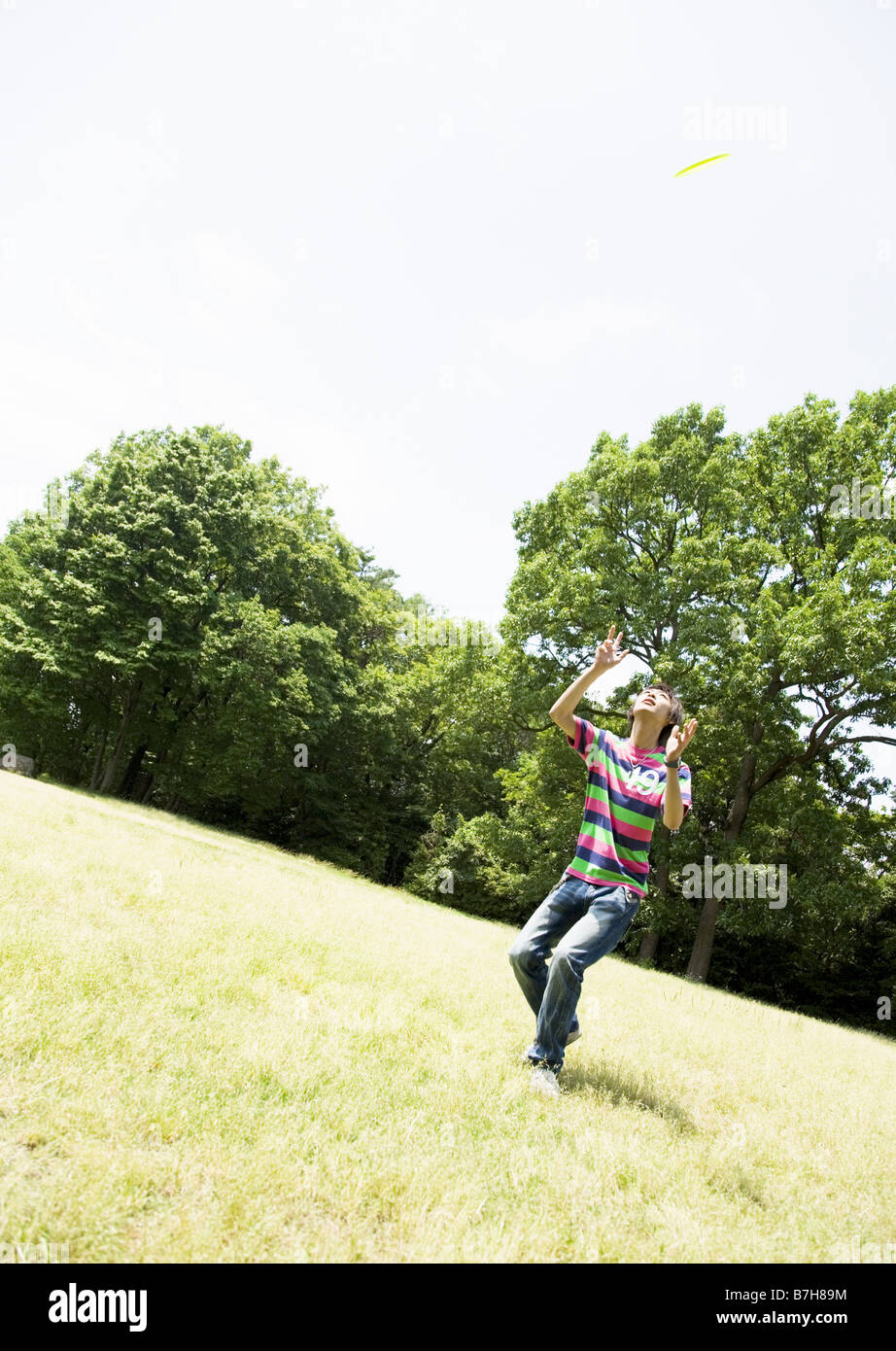 Man playing frisbee Stock Photo - Alamy