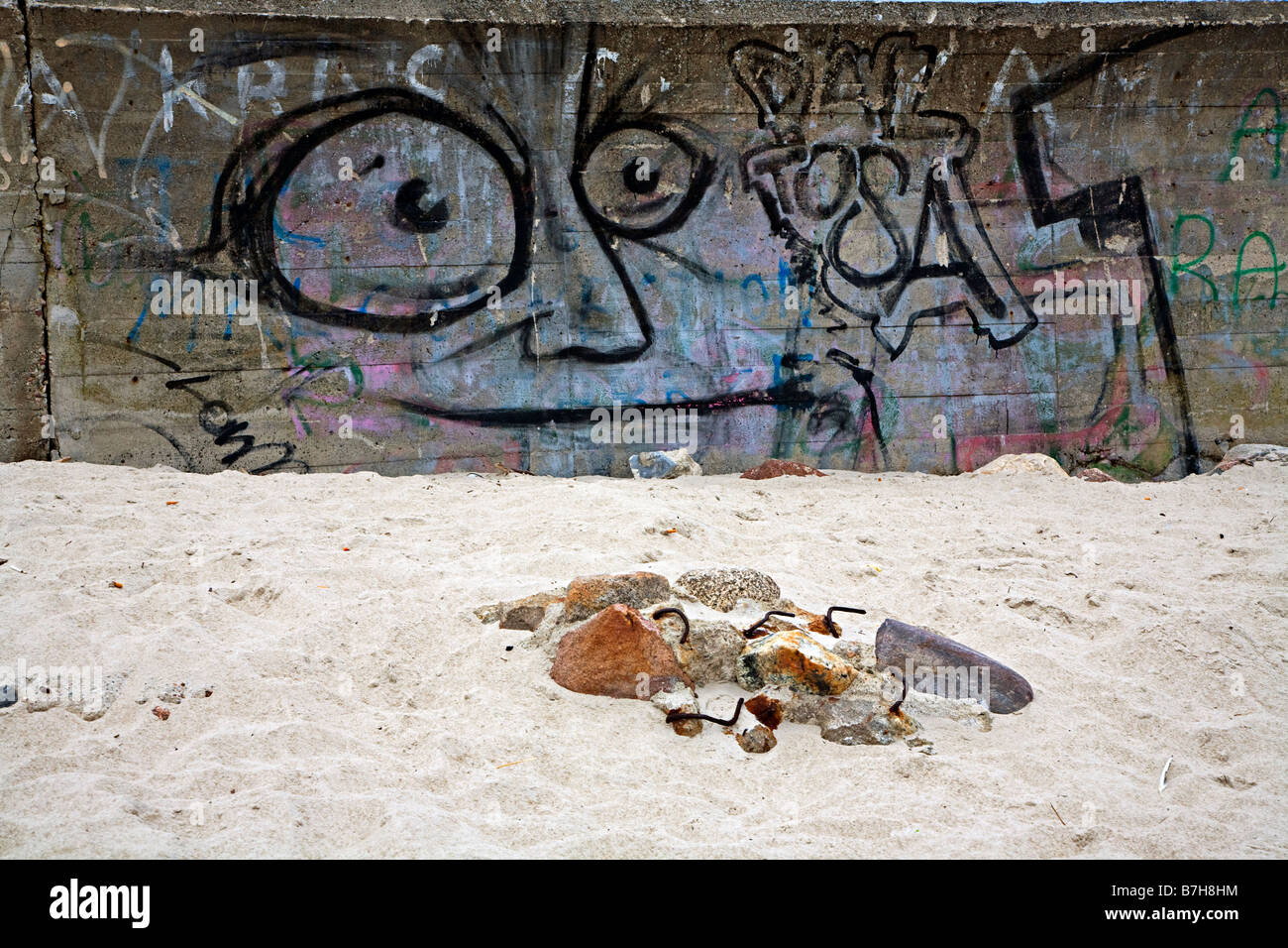 Graffiti beach hi-res stock photography and images - Alamy