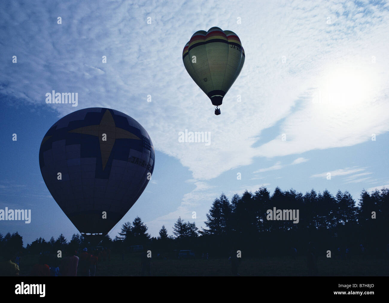 Hot air balloon take off and landing hi-res stock photography and ...