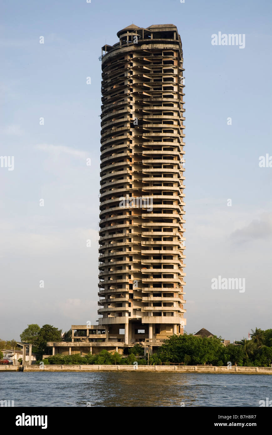Abandoned half constructed apartment building in bangkok Stock Photo ...