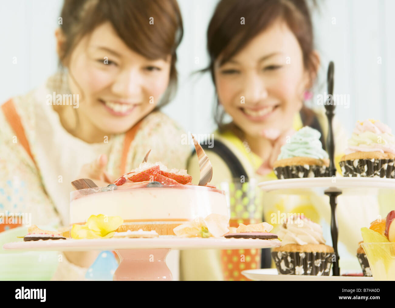 Women looking at cake Stock Photo - Alamy