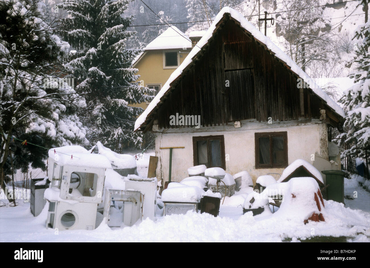 Snow covered country house hi-res stock photography and images - Alamy
