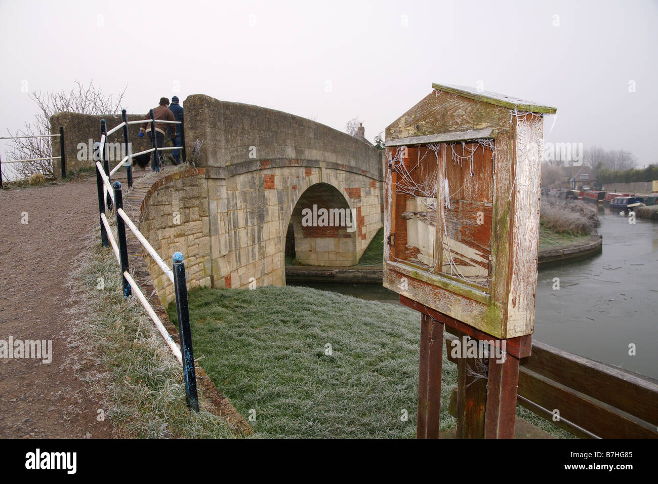 Hump backed bridge at Hilperton Marina Trowbridge wiltshire Stock Photo ...