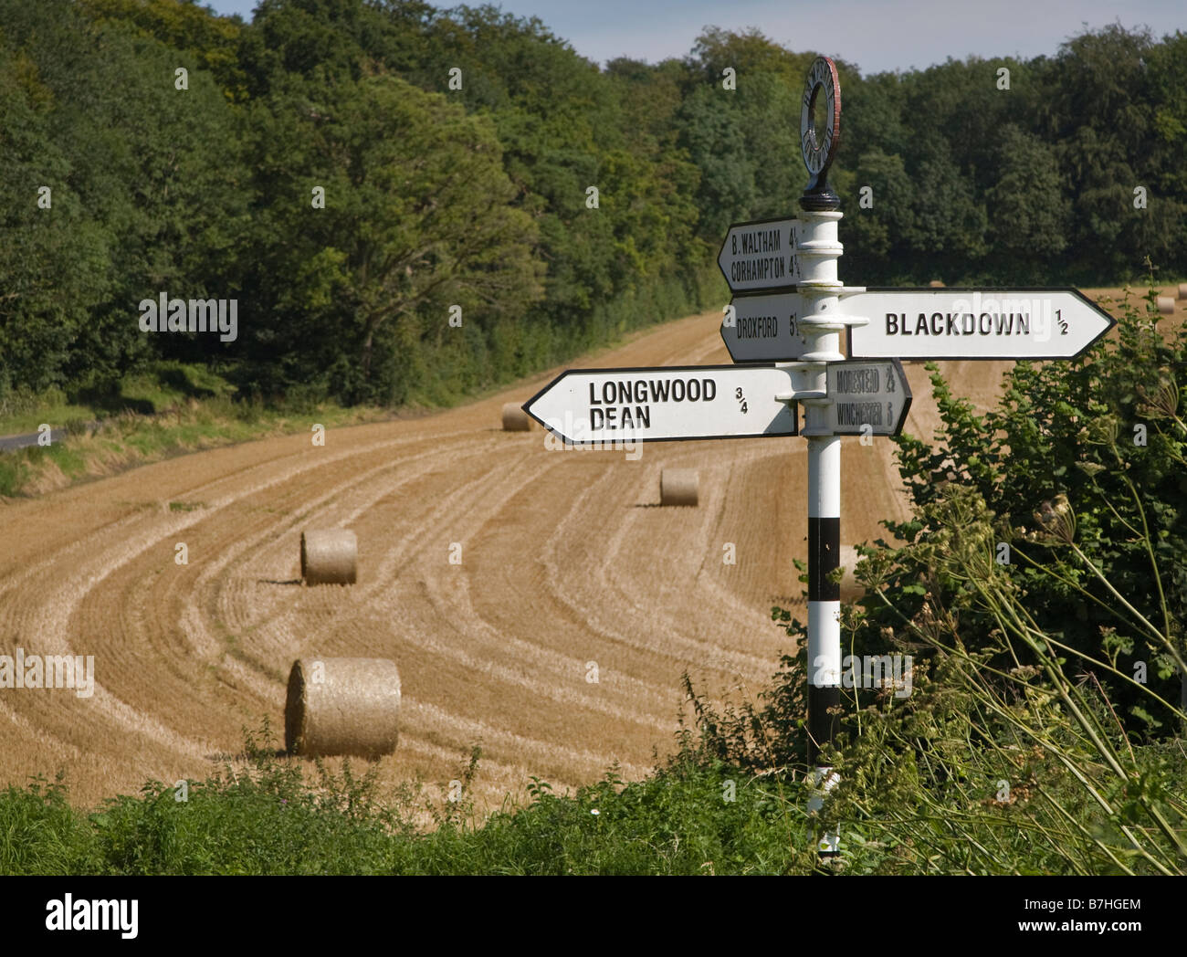 Rural Signpost in Hampshire, England Stock Photo - Alamy
