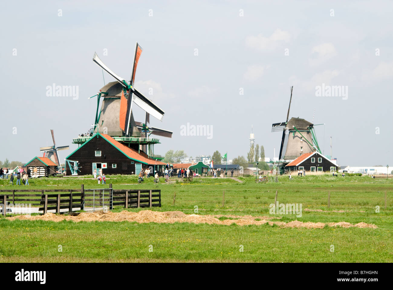 Old fashioned farm windmill hi-res stock photography and images - Alamy