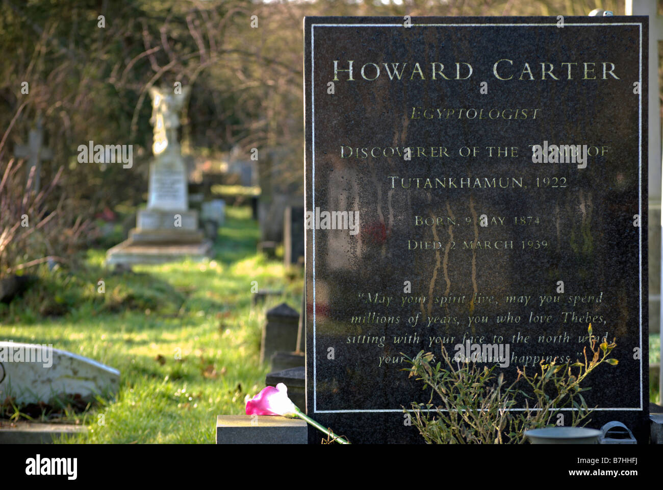 gravestone of egyptologist howard carter at putney vale cemetery ...