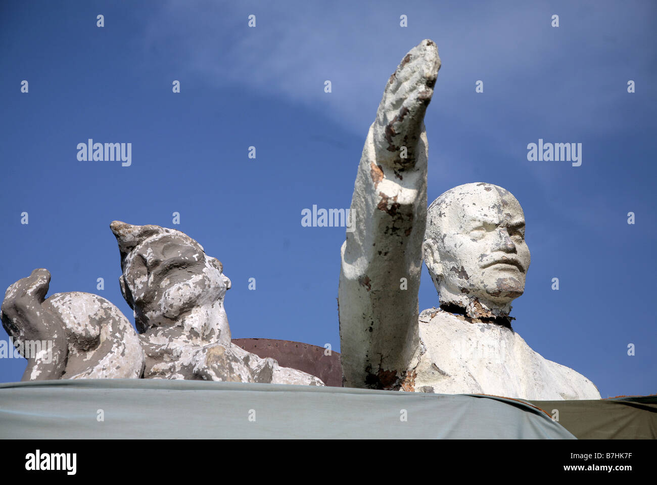 Old lenin statue hi-res stock photography and images - Alamy