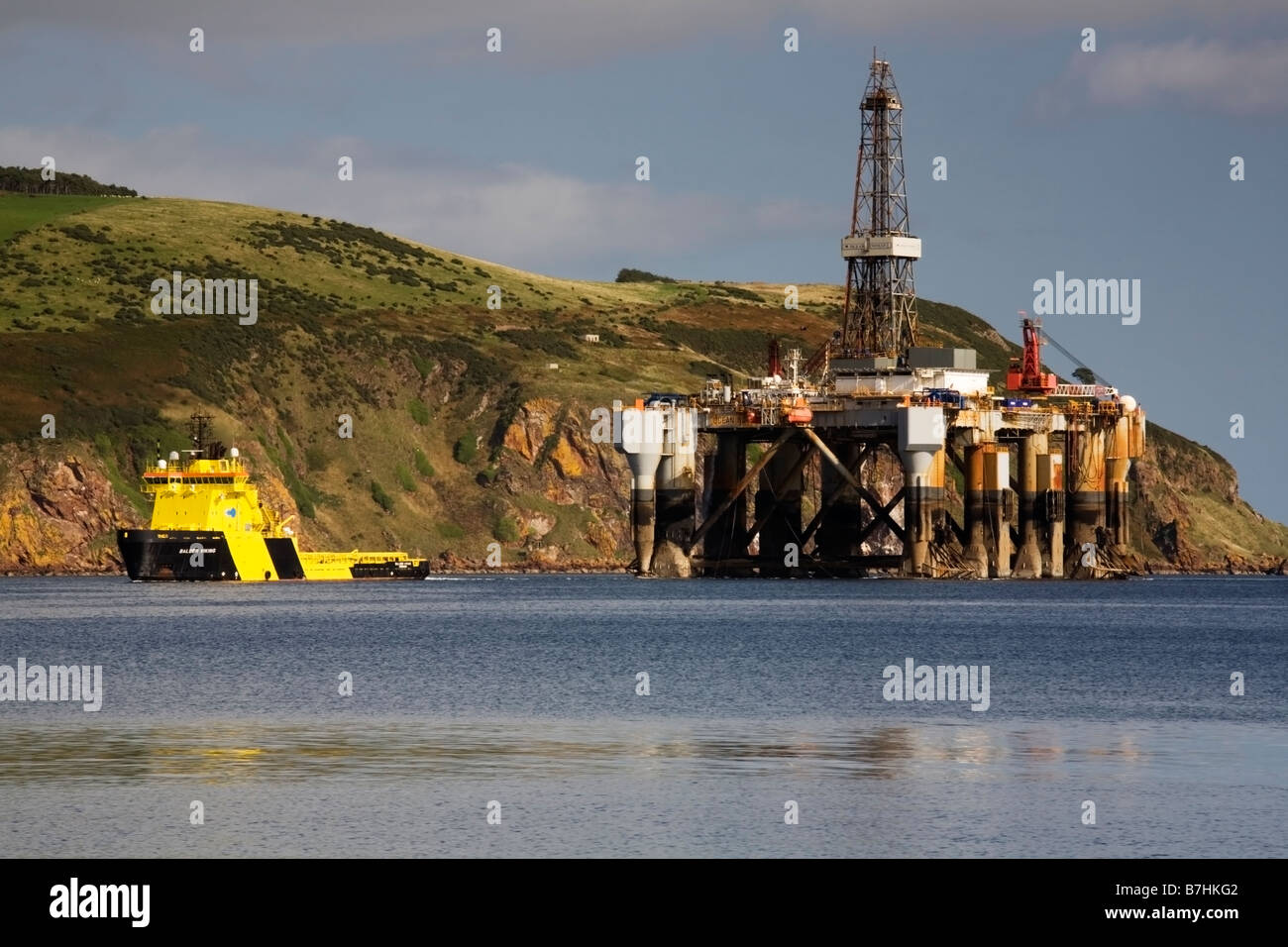 Oil rig ocean hi-res stock photography and images - Alamy