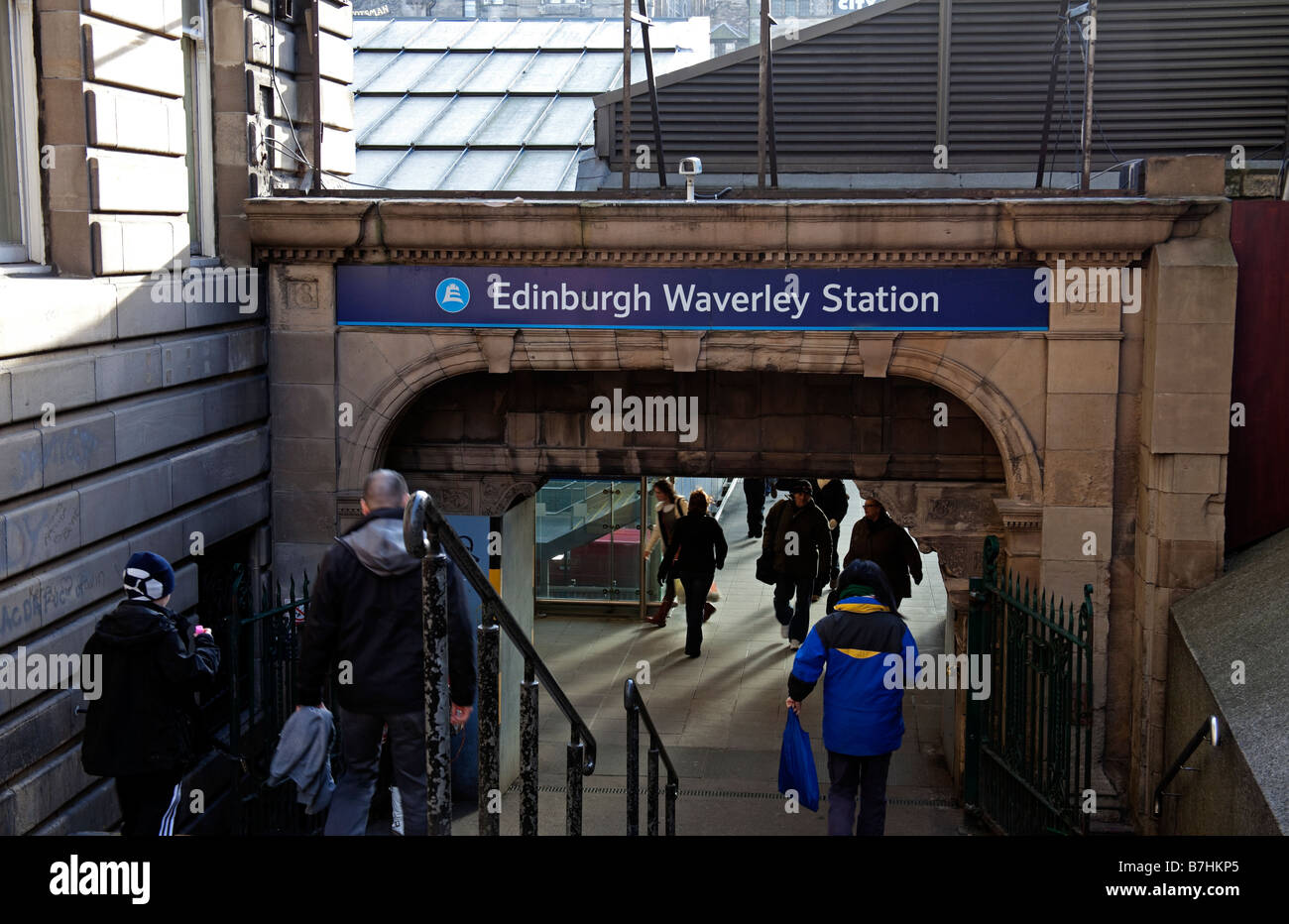 Edinburgh waverley station entrance hi-res stock photography and images ...