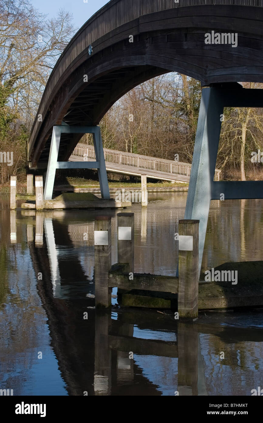Thames path wooden footbridge hi-res stock photography and images - Alamy