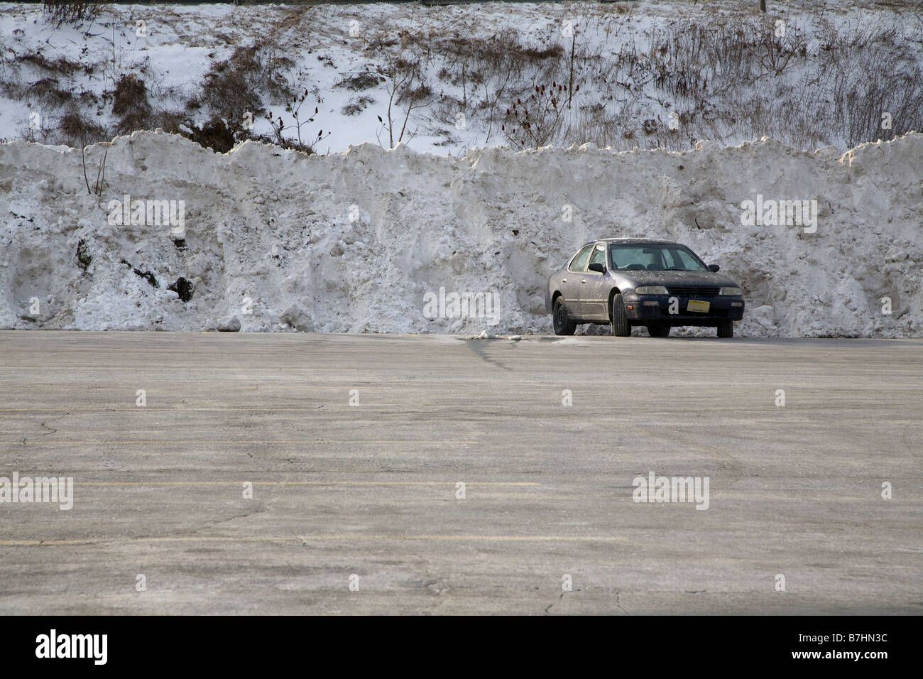 Car parked in front of large snow bank in parking lot Stock Photo - Alamy
