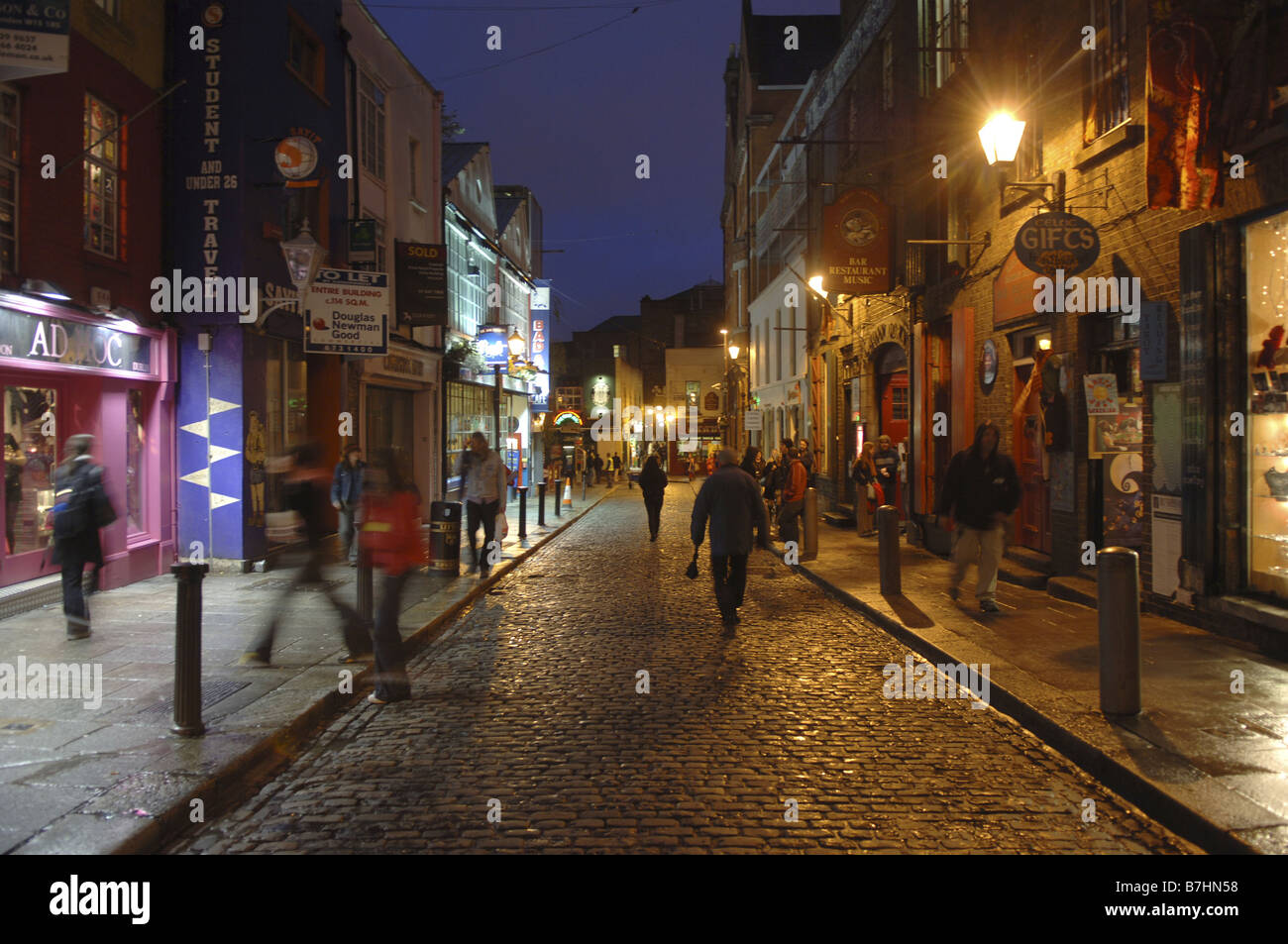 Dublin rain and people hi-res stock photography and images - Alamy