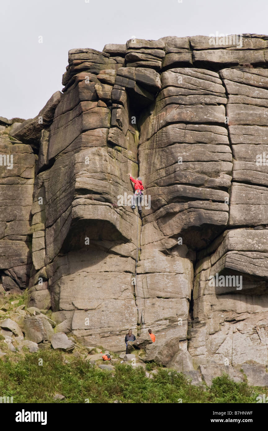 Climbers climbing derbyshire rock hi-res stock photography and images ...