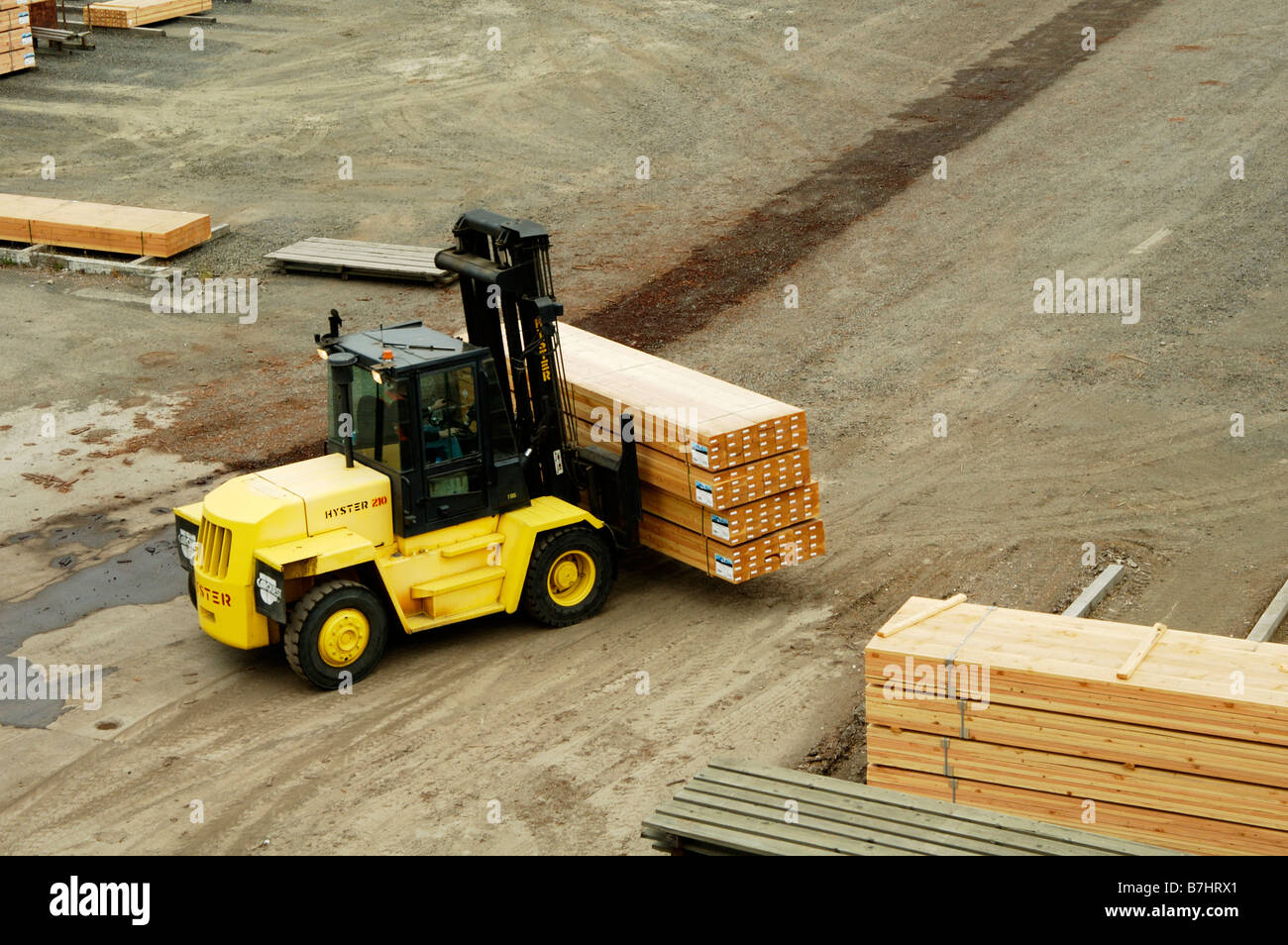 Forklift moving lumber hi-res stock photography and images - Alamy