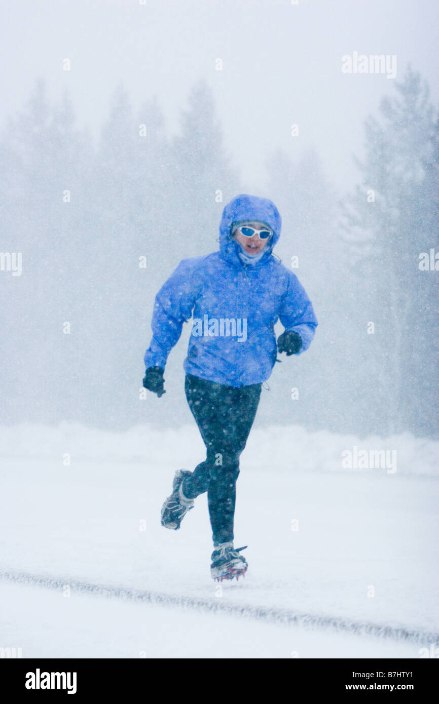 Woman running in blizzard running hi-res stock photography and images ...