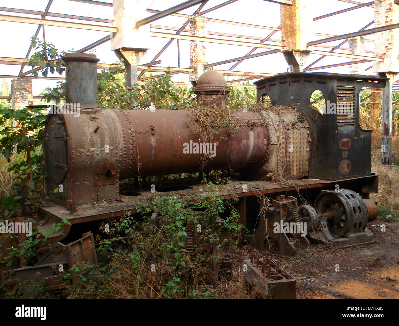 Abandoned rusty steam locomotive hi-res stock photography and images ...