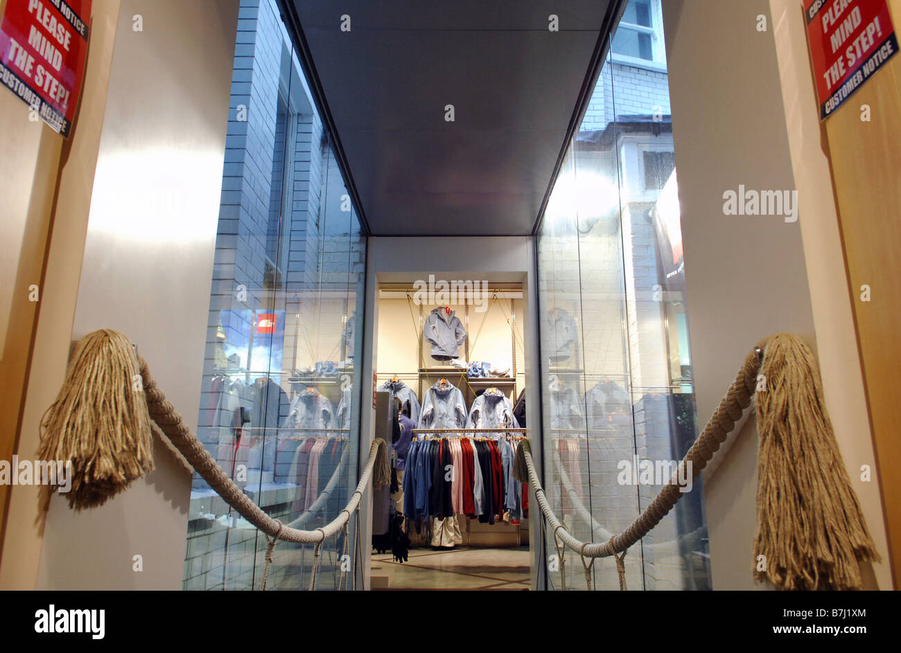 In store help hi-res stock photography and images - Alamy