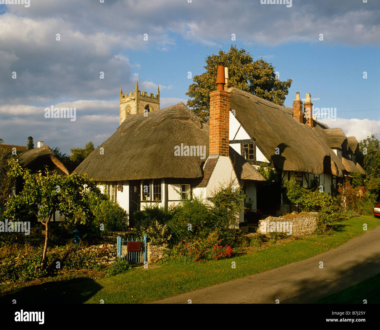 Thatched roof cottage Welford on Avon Warwickshire UK Stock Photo - Alamy