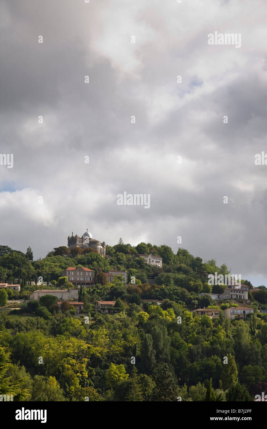 A view of the hilltop town of Penne d'Agenais, France Stock Photo - Alamy