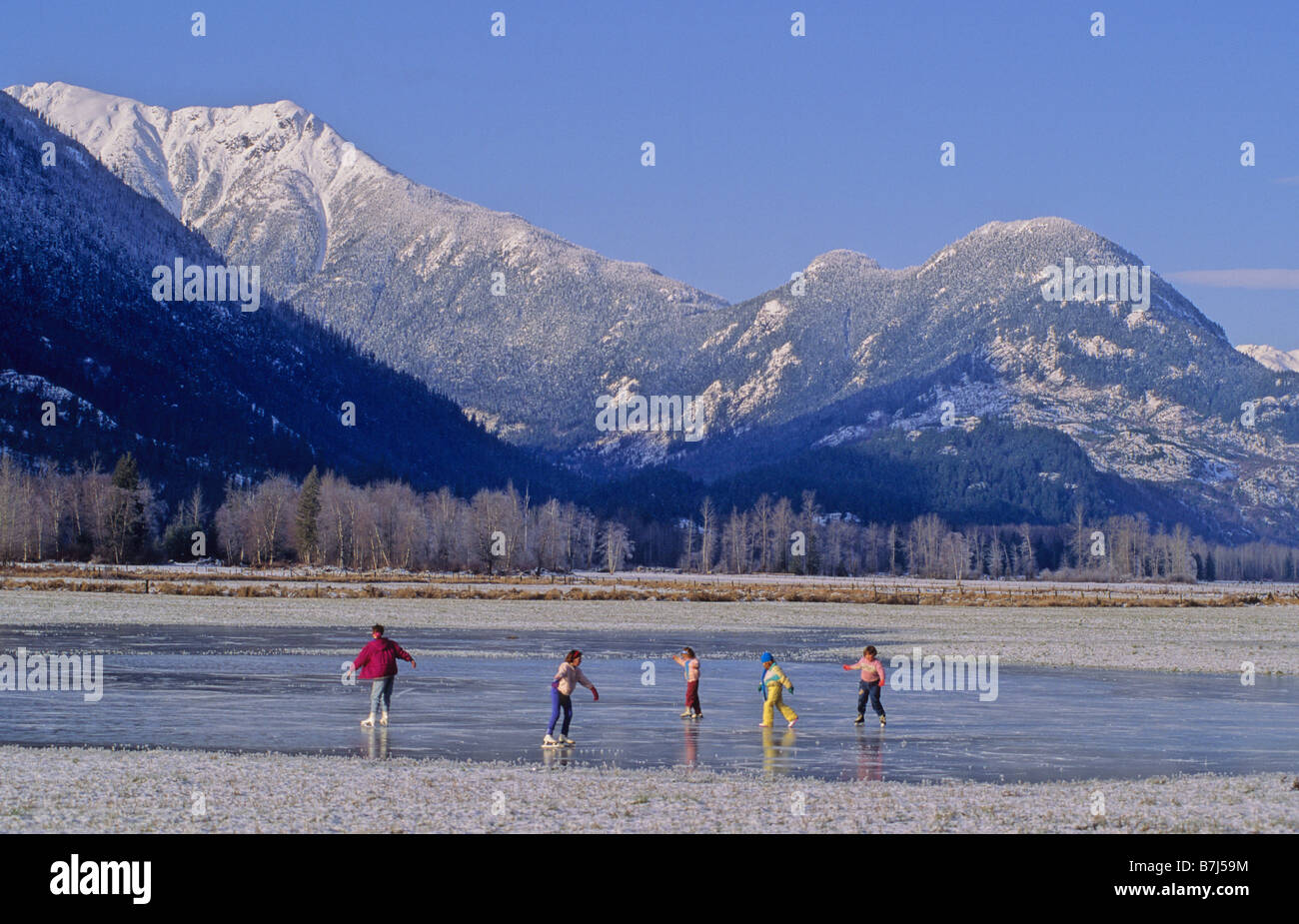 Kids skating on frozen pond hi-res stock photography and images - Alamy