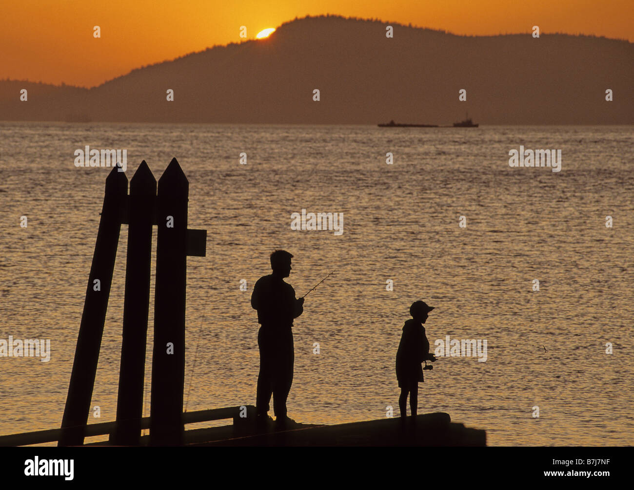 Fishing dock family silhouette hi-res stock photography and images - Alamy