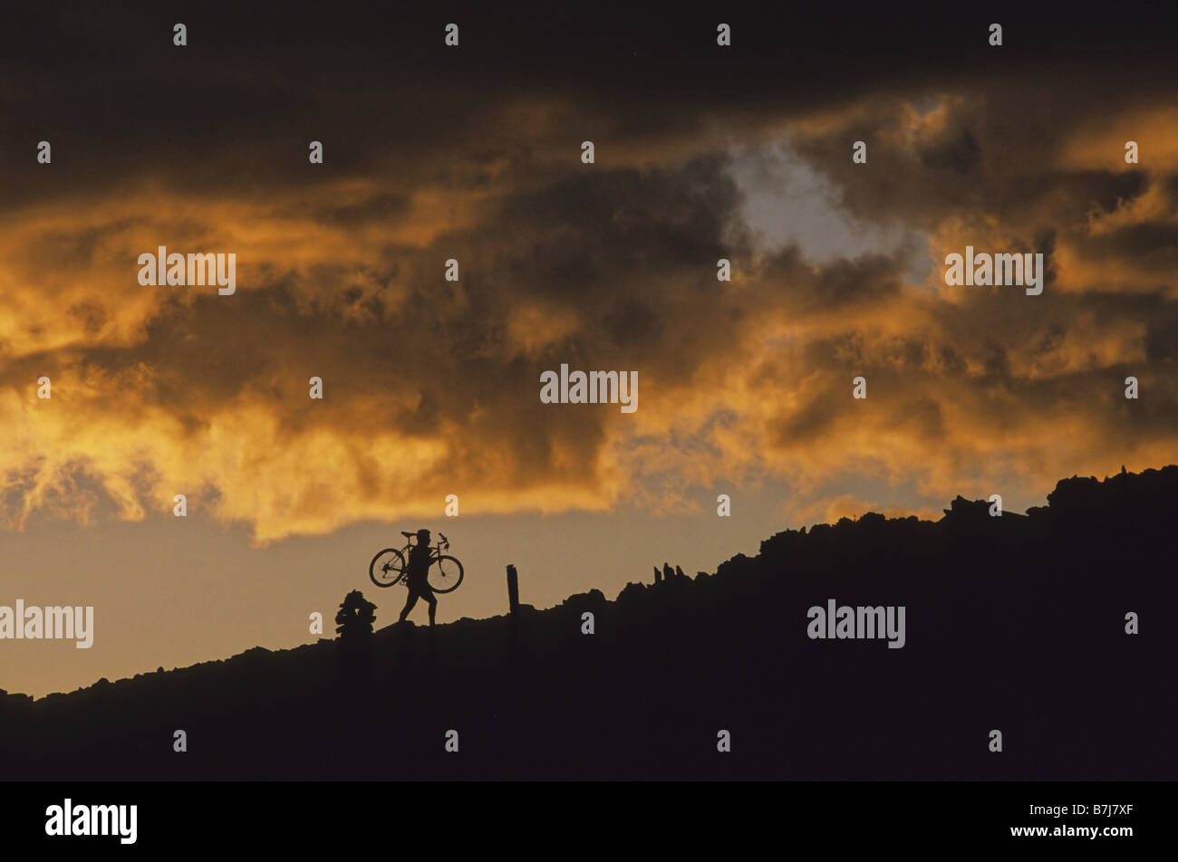 Man carries cross hi-res stock photography and images - Alamy