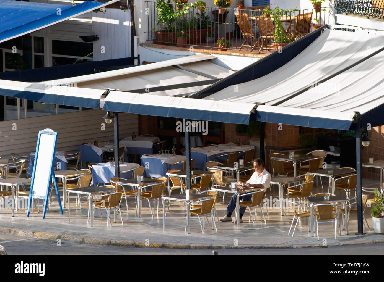 Beach side coffee shop hi-res stock photography and images - Alamy