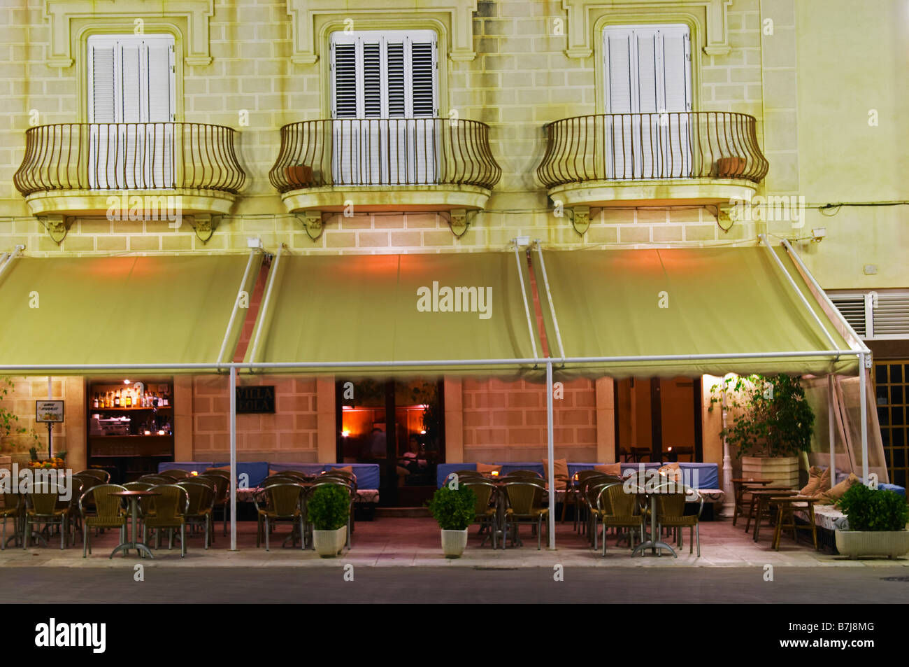 Beach side coffee shop hi-res stock photography and images - Alamy
