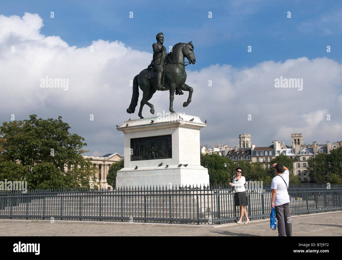 King henri iv statue hi-res stock photography and images - Alamy