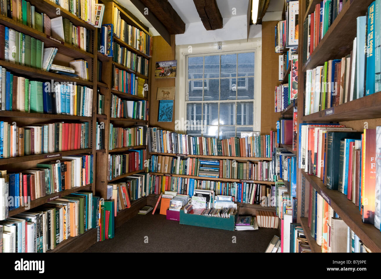 Bookshop shelf hi-res stock photography and images - Alamy