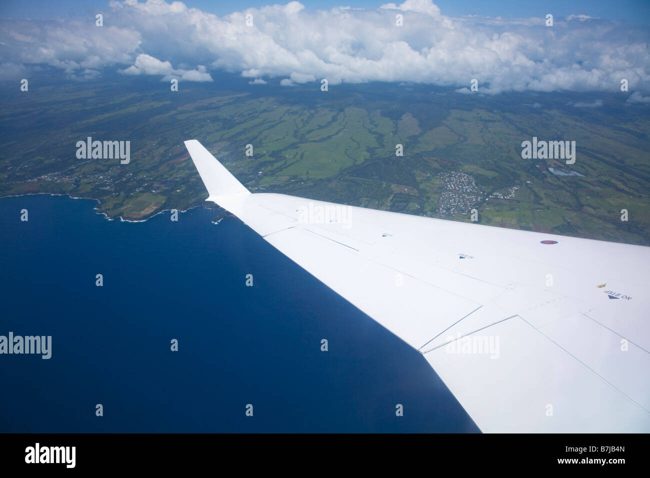 Airplane wing over Hawaiian Coast Hawaii USA Stock Photo - Alamy