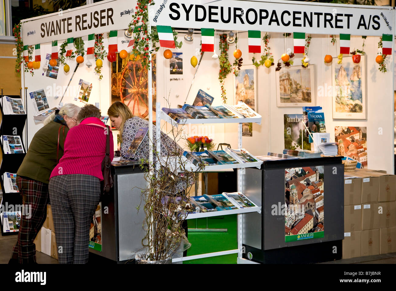 Travel agency shop Stock Photo - Alamy