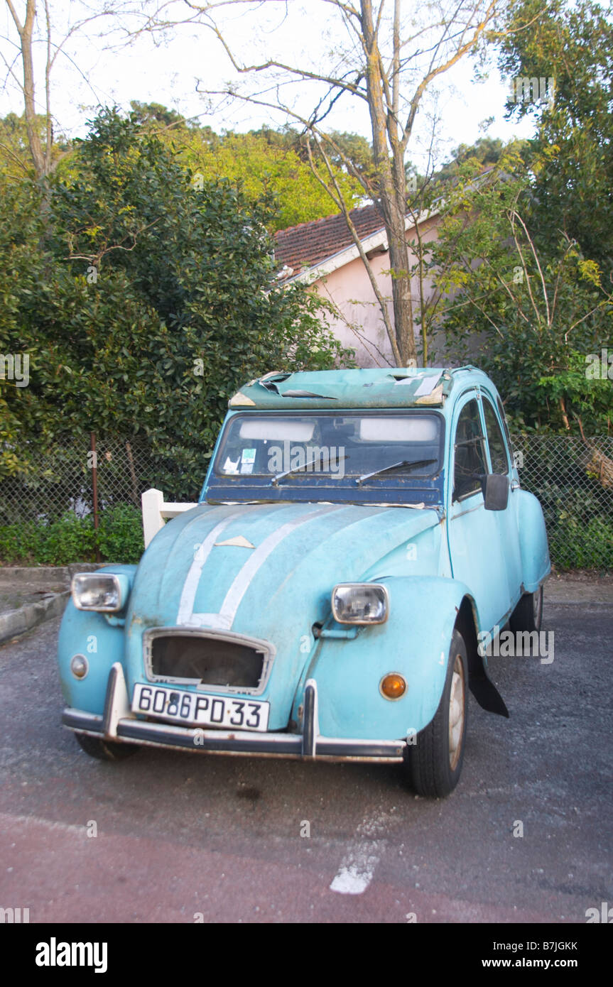 old 2cv arcachon bordeaux france Stock Photo - Alamy